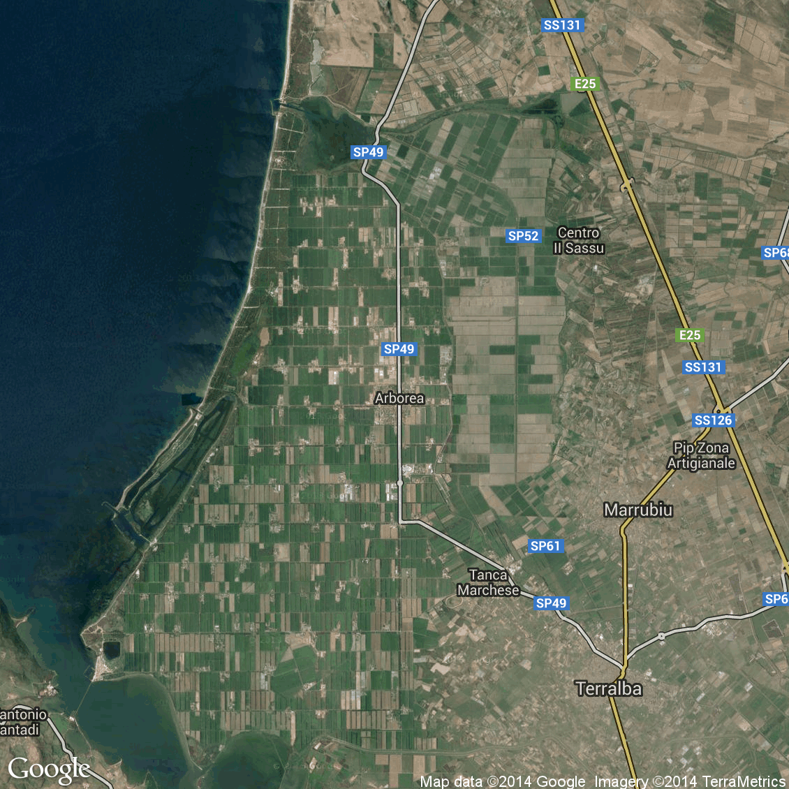 Foto hibrida aerea del comune d'Arborea con strade e vista ...