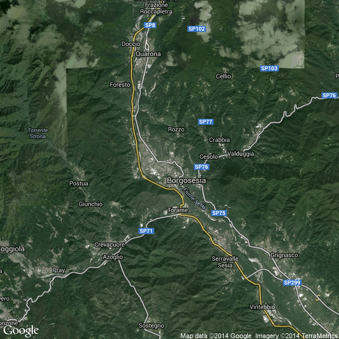 Foto hibrida aerea del comune di Borgosesia con strade e vista ...