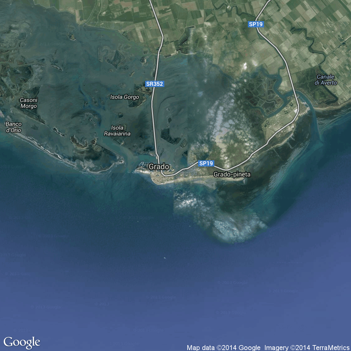 Foto hibrida aerea del comune di Grado con strade e vista ...