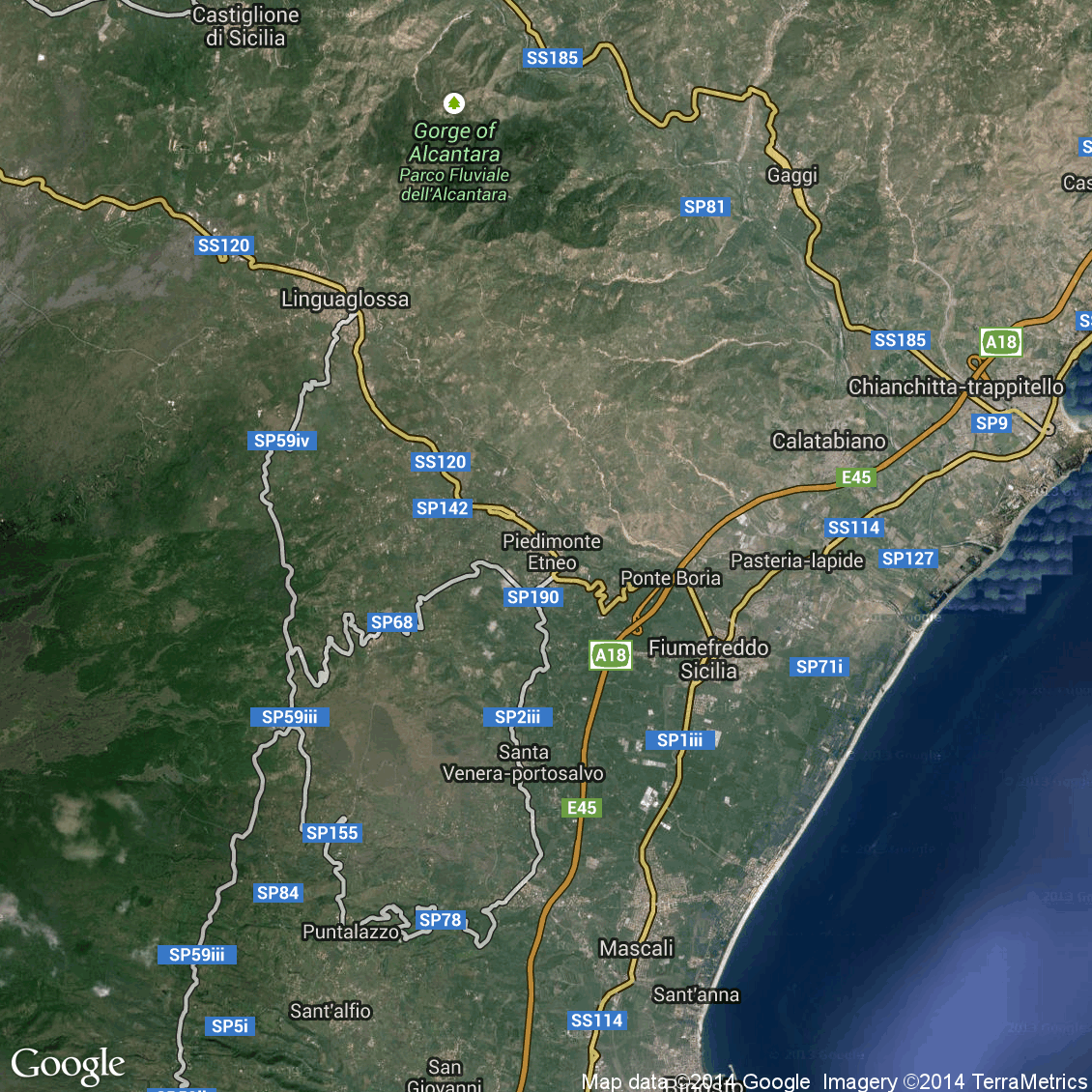 Foto hibrida aerea del comune di Piedimonte Etneo con strade e vista ...