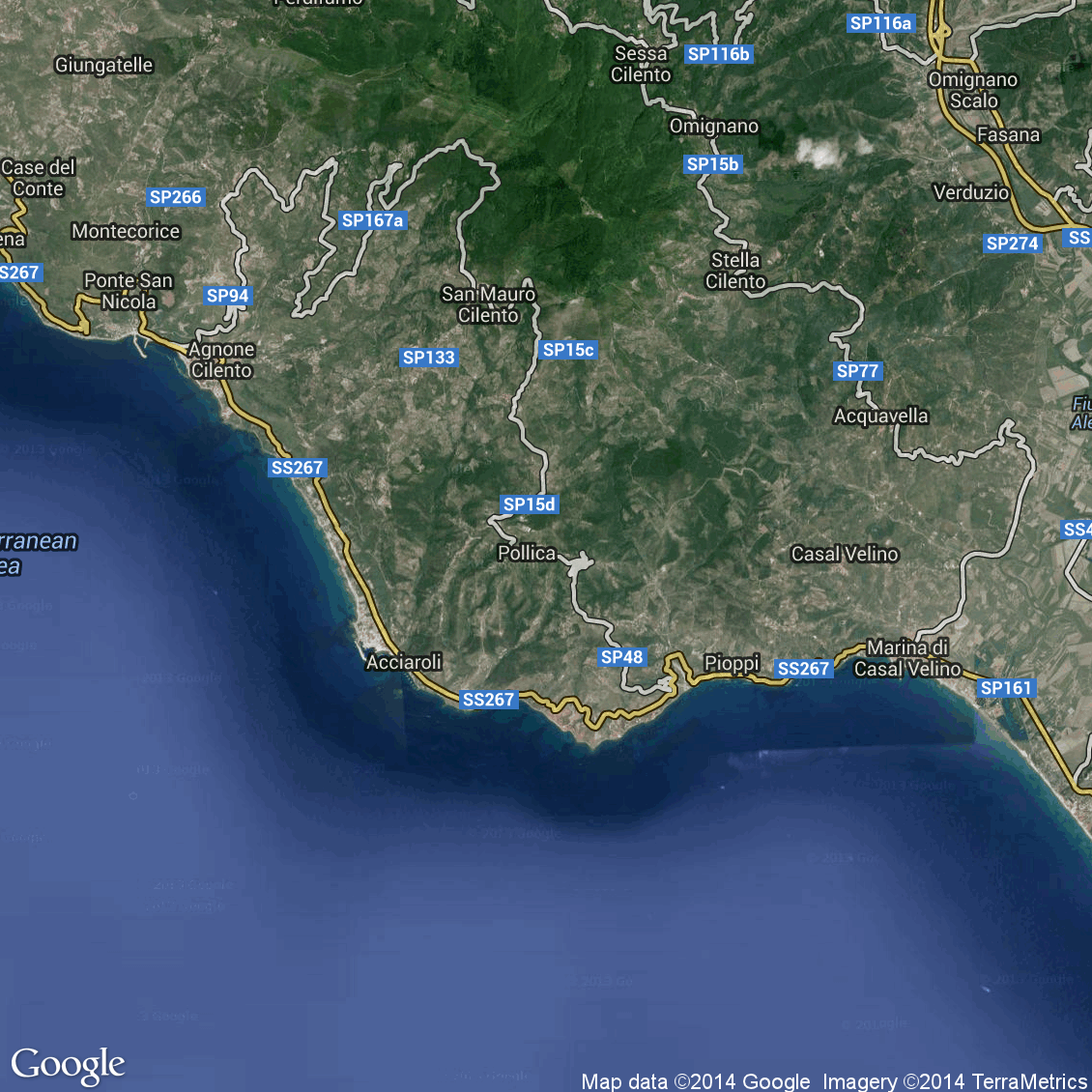 Foto hibrida aerea del comune di Pollica con strade e vista ...