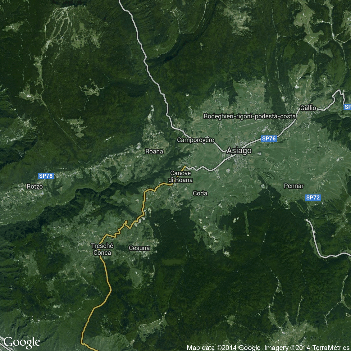 Foto hibrida aerea del comune di Roana con strade e vista ...